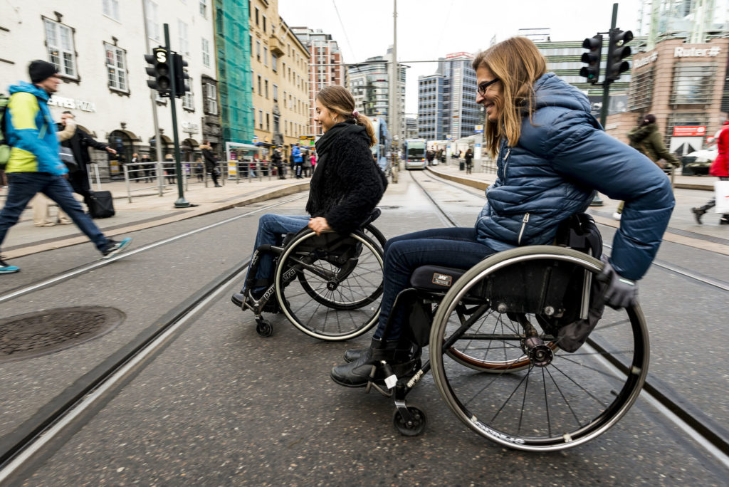 Slik ruller du riktigere med rullestolen